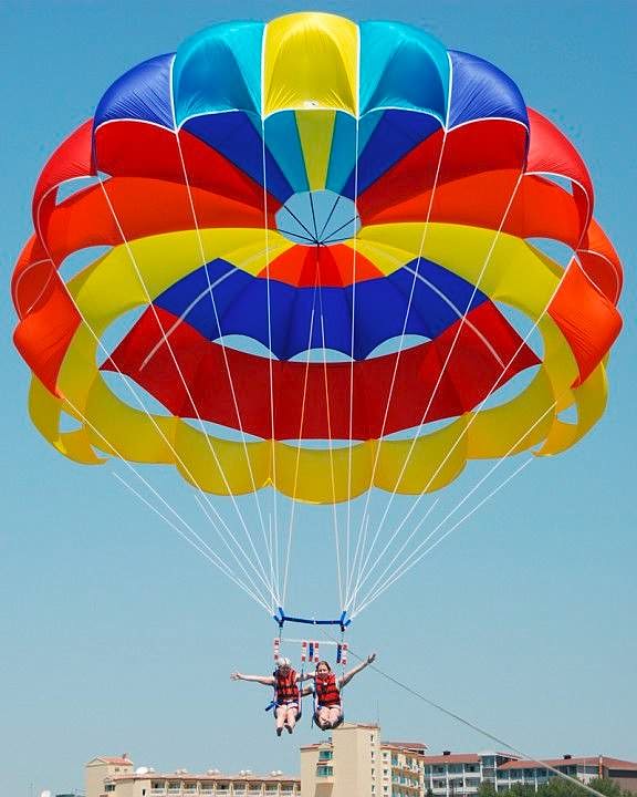 Parasailing - spadochrony holowane, plażowe.